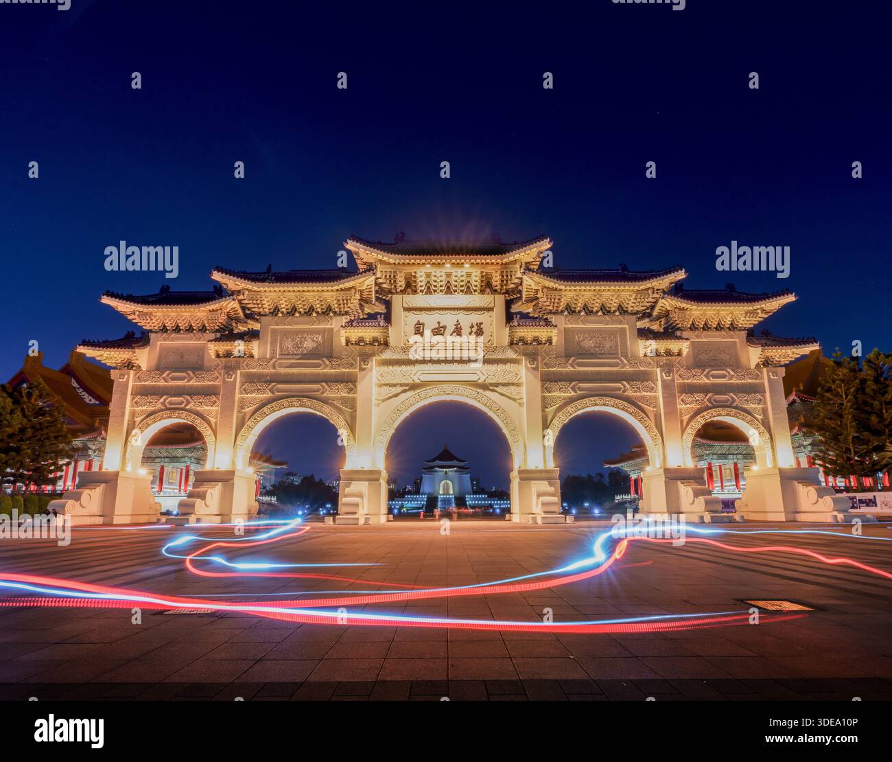 28 November 2024, Taiwan, Taipeh: Tourists ride their rental bikes up ...