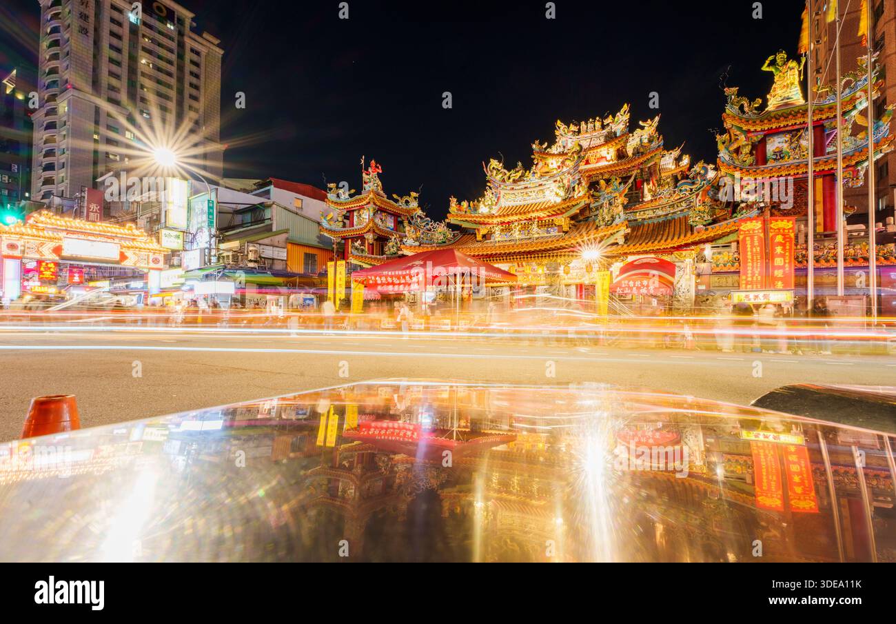 29 November 2024, Taiwan, Taipeh: The Songshan Ciyou Temple is brightly ...