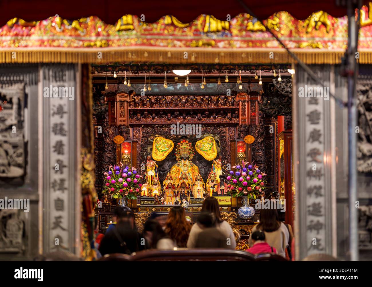 29 November 2024, Taiwan, Taipeh: Buddhists stand in the Songshan Ciyou ...