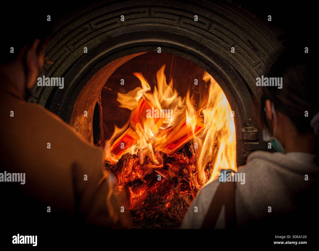 29 November 2024, Taiwan, Taipeh: Believers burn symobil banknotes in ...