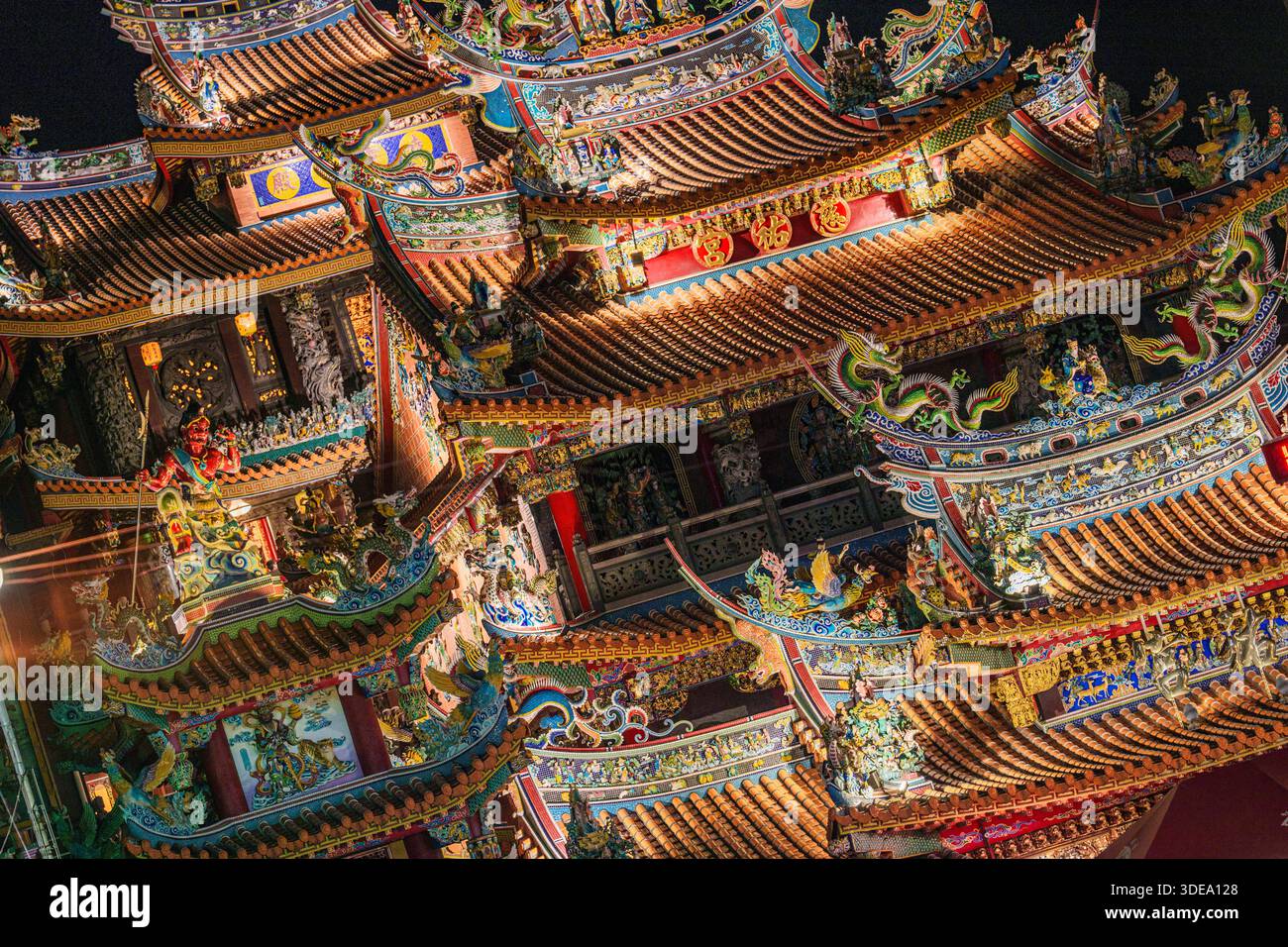 29 November 2024, Taiwan, Taipeh: The Songshan Ciyou Temple is brightly ...