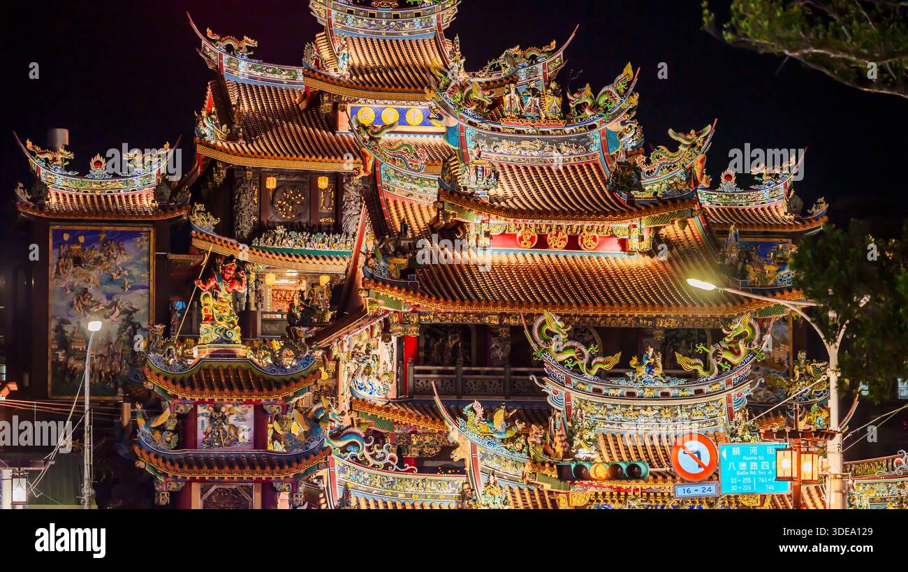 29 November 2024, Taiwan, Taipeh: The Songshan Ciyou Temple is brightly ...