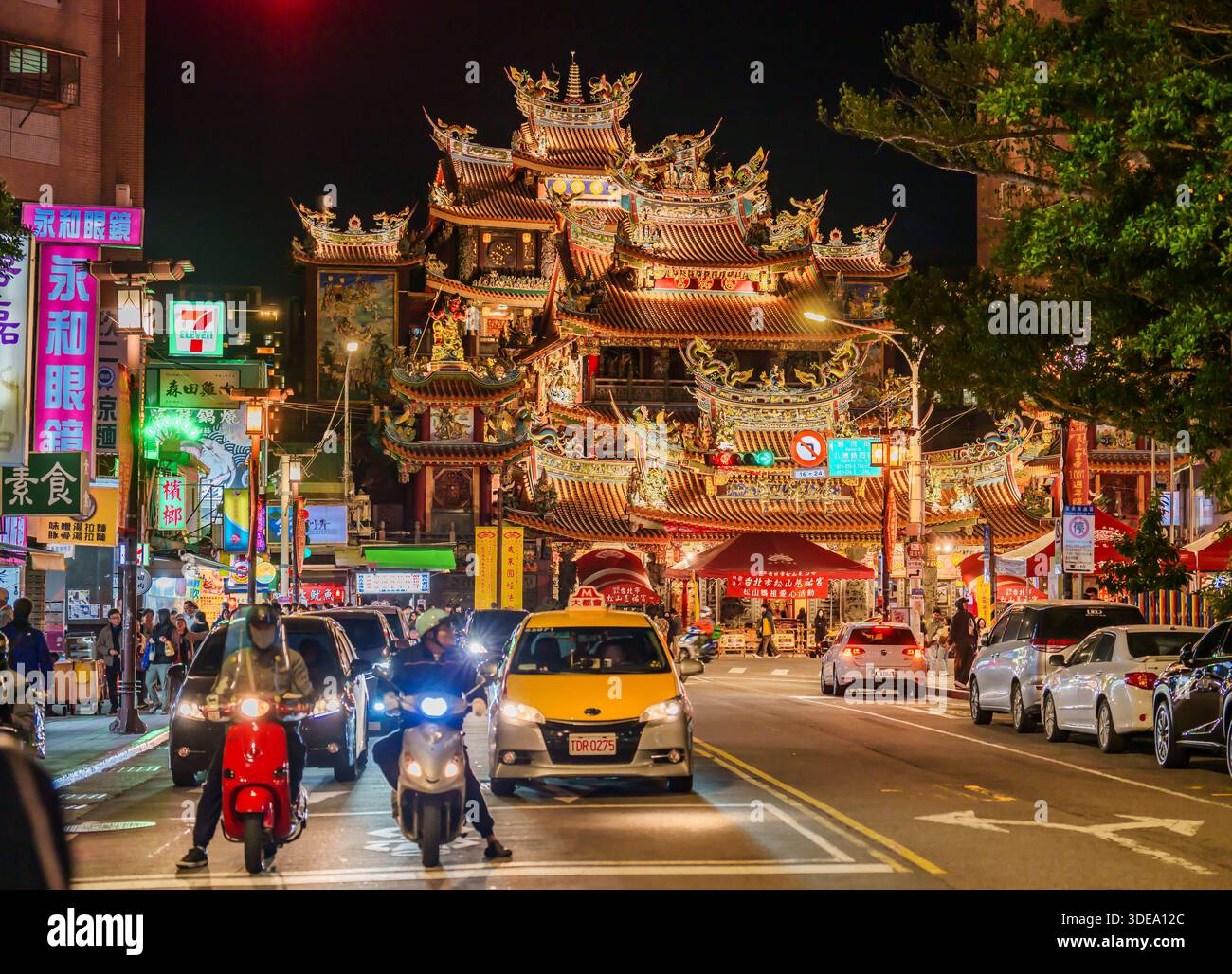 29 November 2024, Taiwan, Taipeh: The Songshan Ciyou Temple is brightly ...