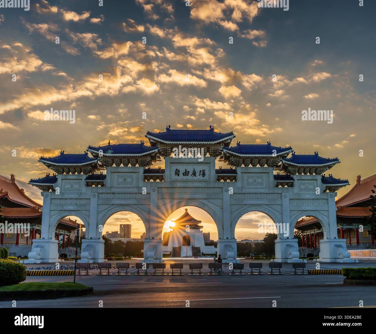 28 November 2024, Taiwan, Taipeh: The sun rises behind the main gate ...