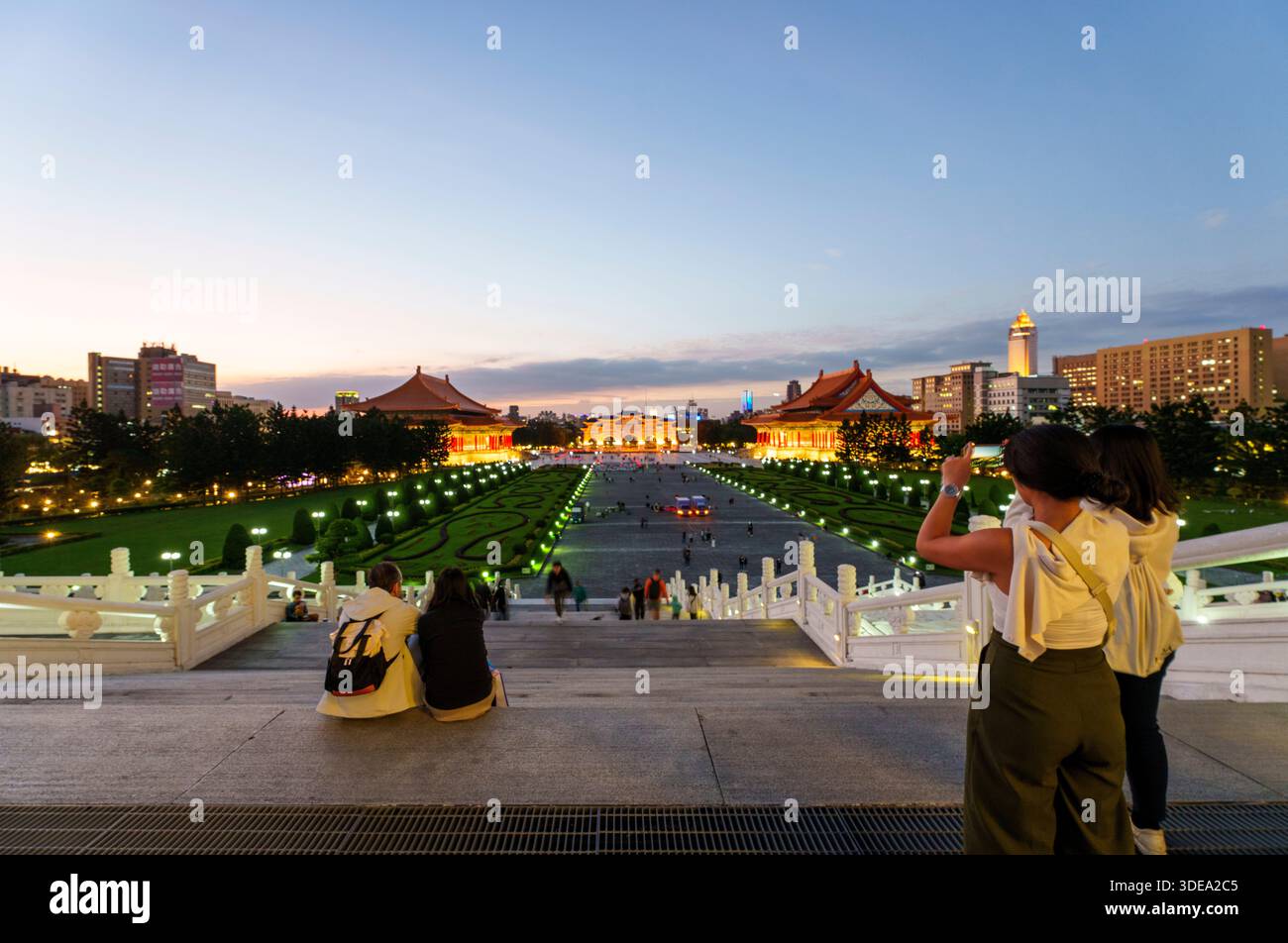 30 November 2024, Taiwan, Taipeh: Tourists take a photo of the blue ...
