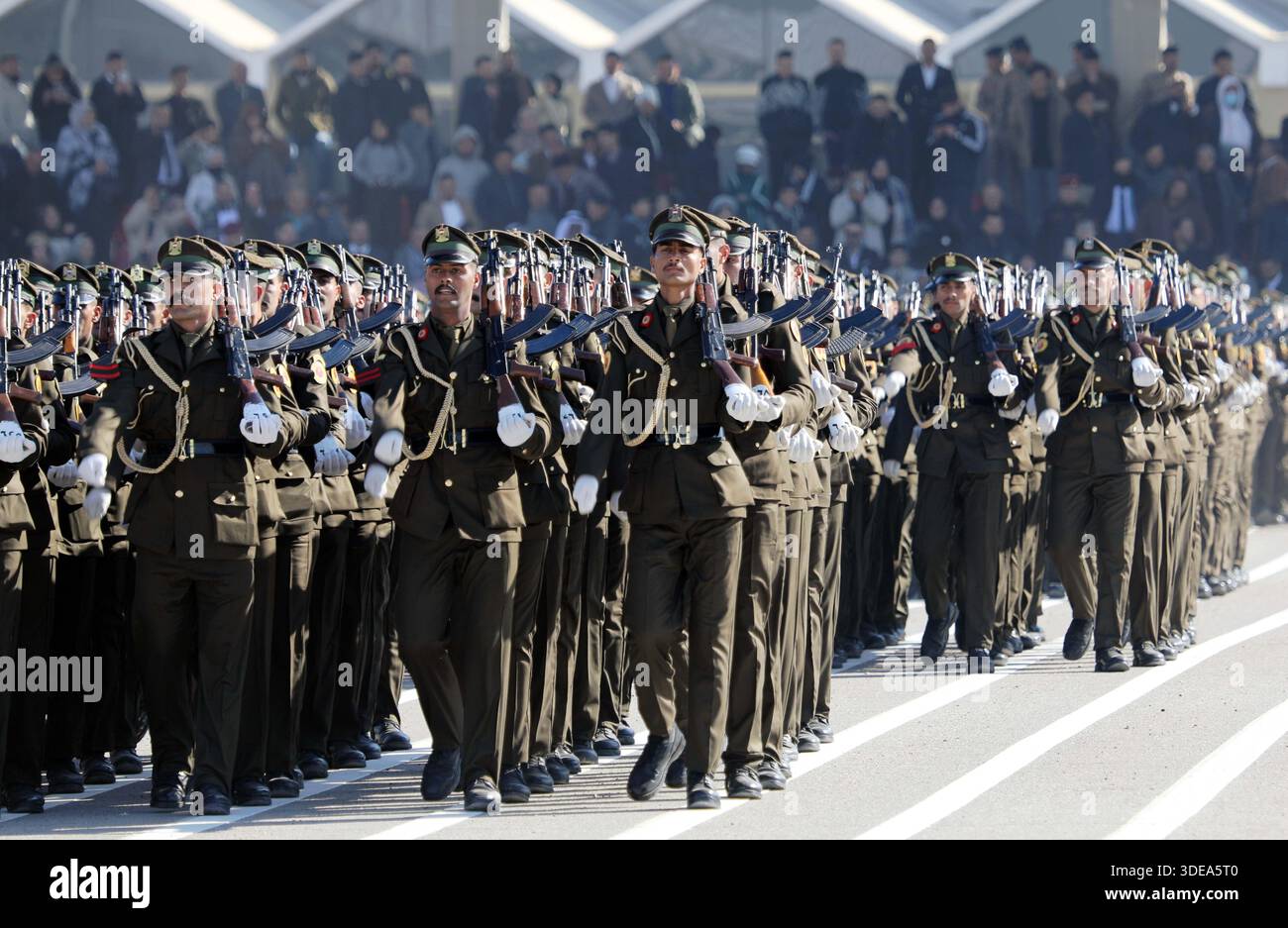 (260106) -- BAGHDAD, Jan. 6, 2026 (Xinhua) -- Iraqi soldiers take part ...