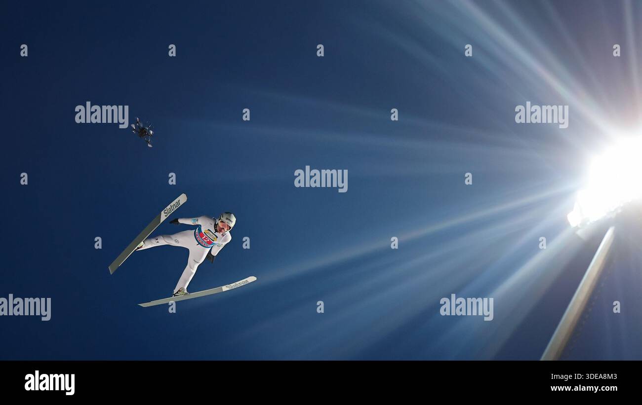 06 January 2026, Austria, Bischofshofen: Nordic skiing/ski jumping ...