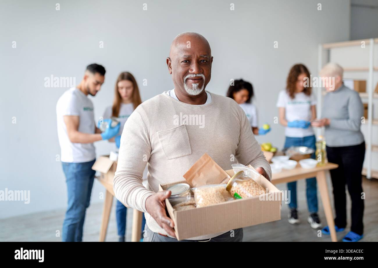 Volunteers pack care packages hi-res stock photography and images - Alamy