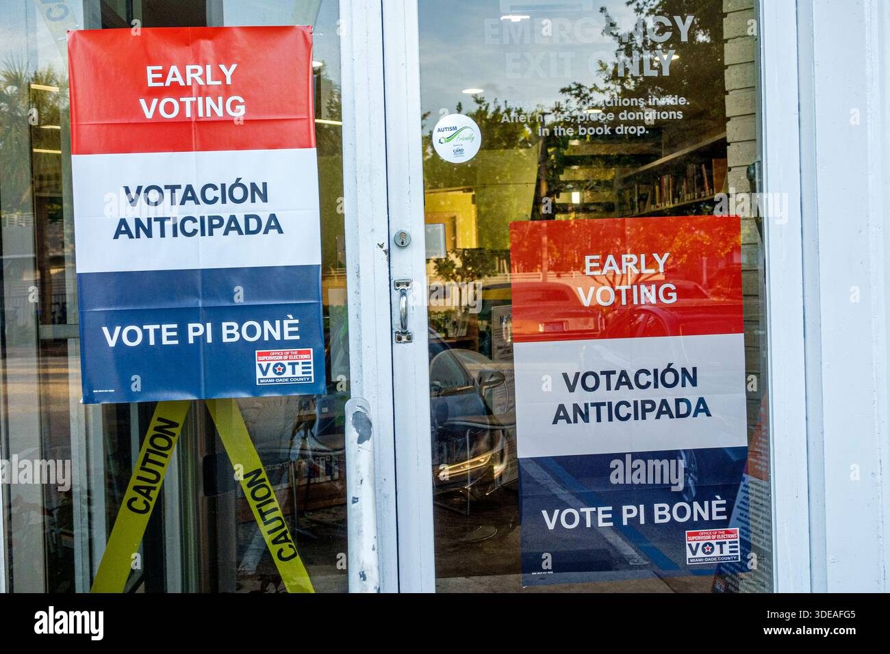 Voting location in miami hi-res stock photography and images - Alamy
