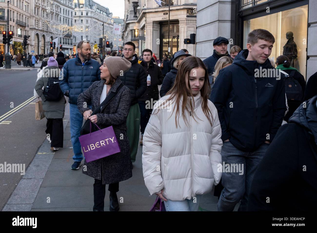 London uk january 2026 shoppers hi-res stock photography and images - Alamy