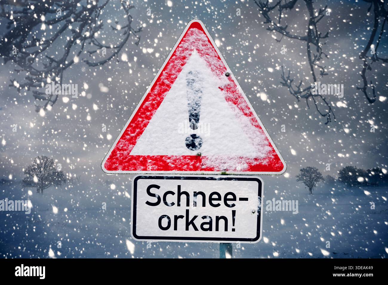 FOTOMONTAGE, Verschneites Schild mit Ausrufezeichen und Aufschrift ...