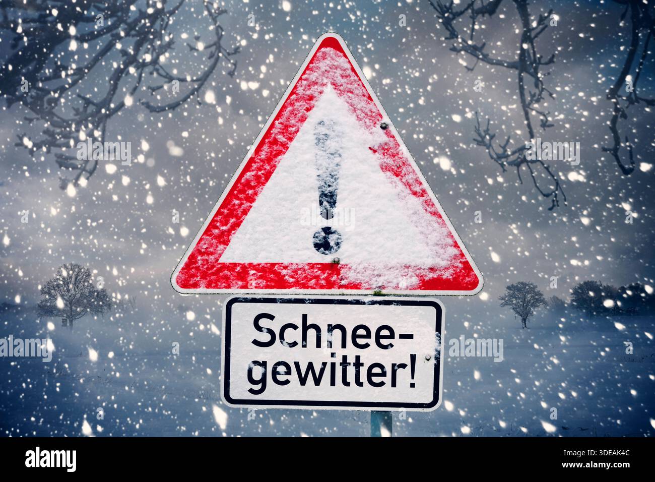 FOTOMONTAGE, Verschneites Schild mit Ausrufezeichen und Aufschrift ...