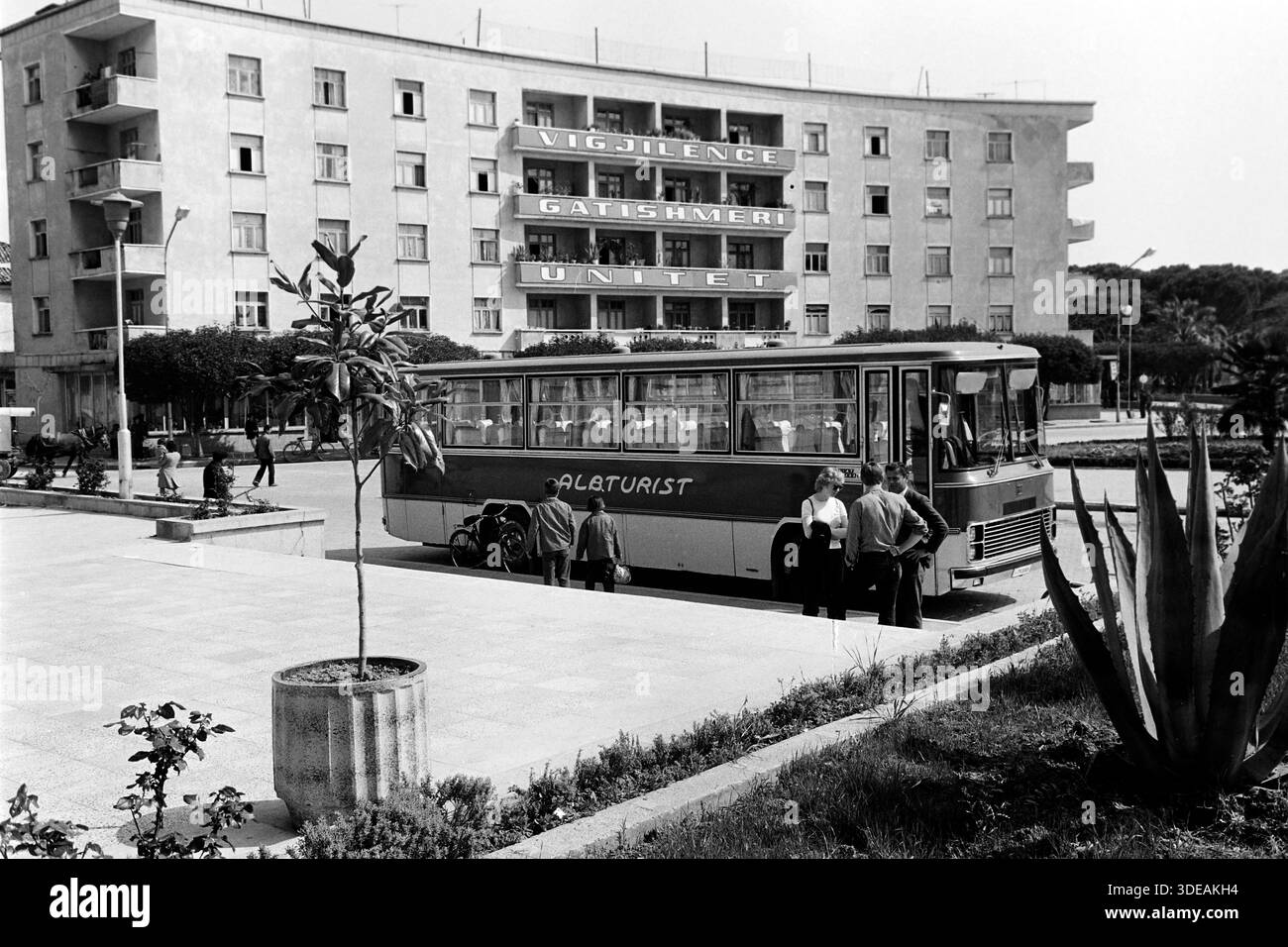 Building central plaza in Black and White Stock Photos & Images - Alamy