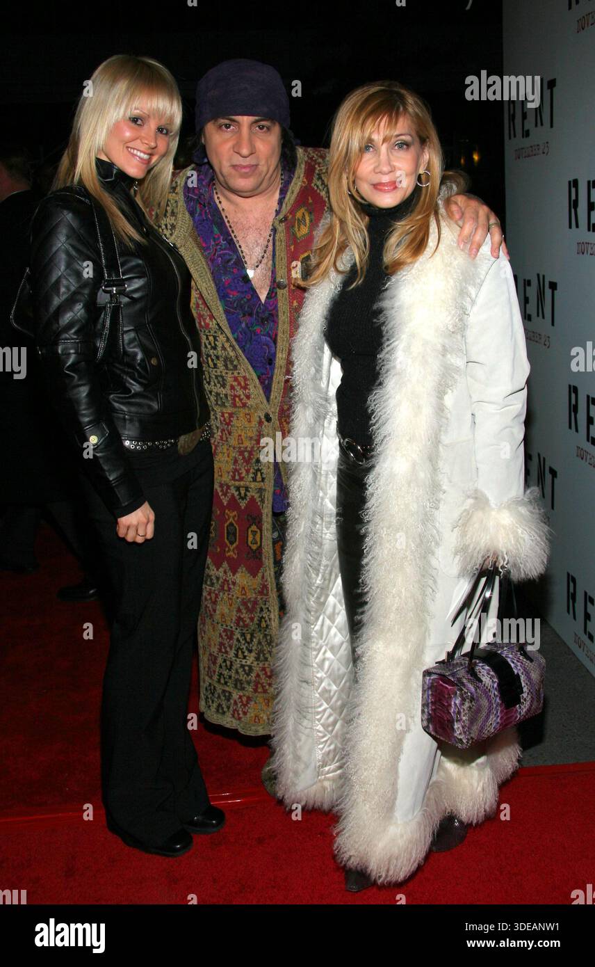 17 November 2005 - New York, NY - Guests at the NY Premiere of Rent at ...