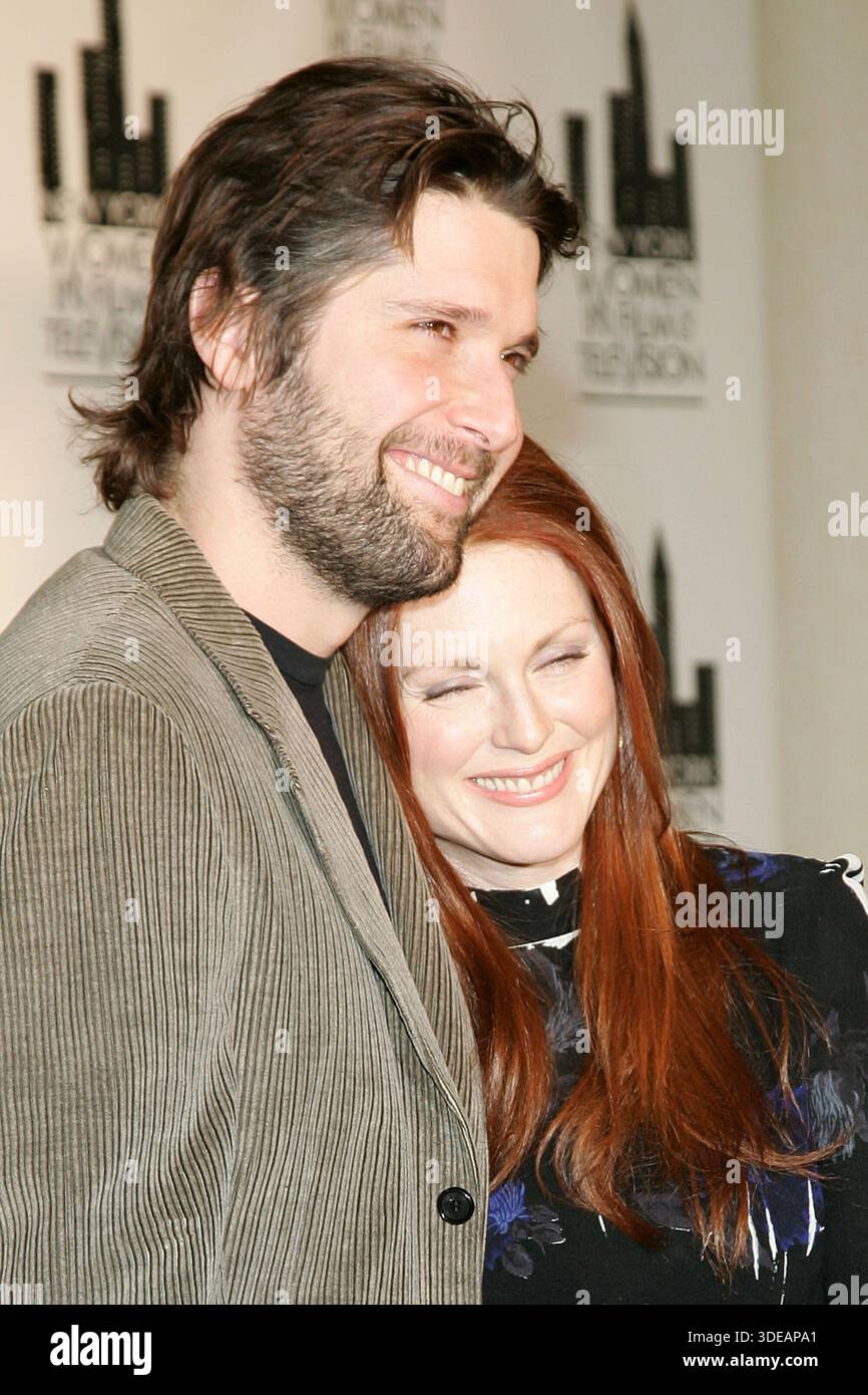 13 December 2005 - New York, NY - Bart Freundlich and Julianne Moore at ...