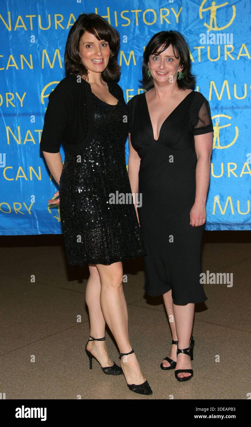16 November 2005 - New York, NY - Tina Fey and Rachel Dratch at the ...