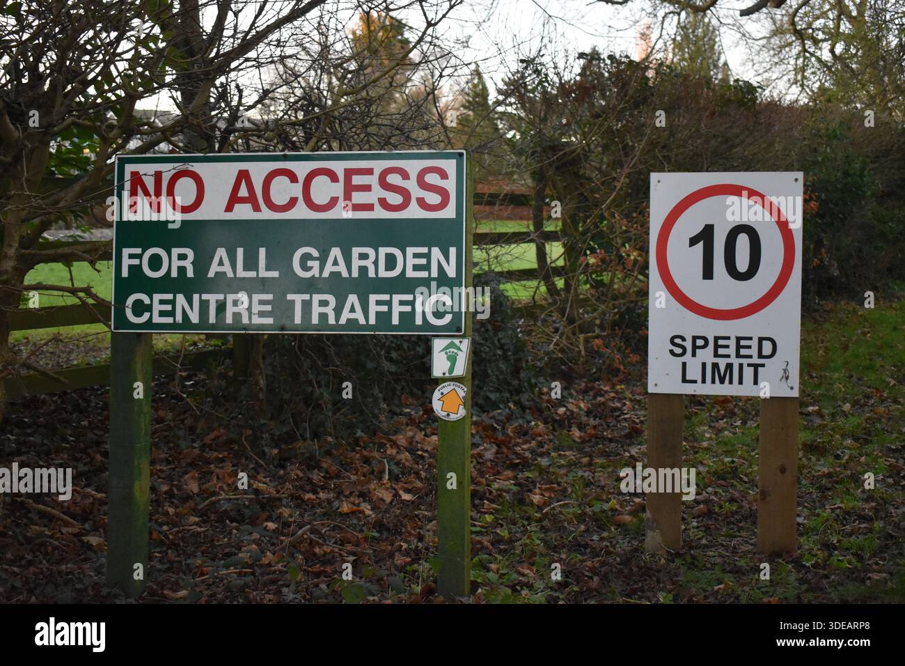 Signs: "10 mph speed limit" and "No Access Stock Photo - Alamy