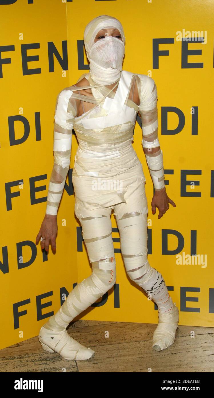 29 October 2005 - 25 Broadway, NYC - Caridad Rivera Modine at Fendi ...