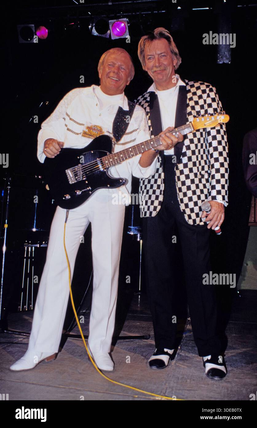 Schlagersänger Graham Bonney mit E-Gitarre, daneben Sänger und Musiker ...