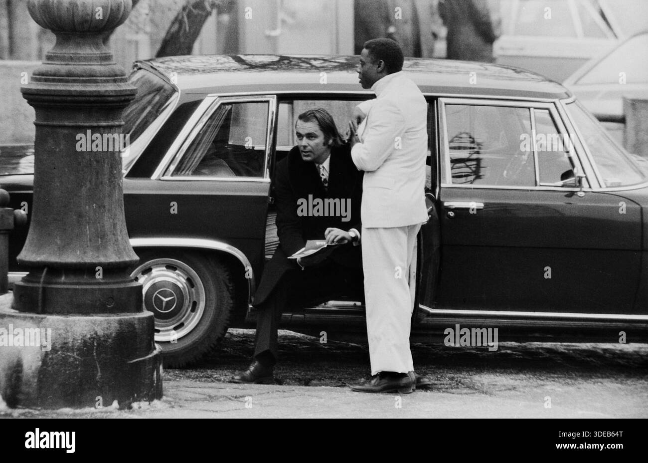 Hans-Hermann Weyer steigt aus einem schwarzen Mercedes-Benz 600 ...