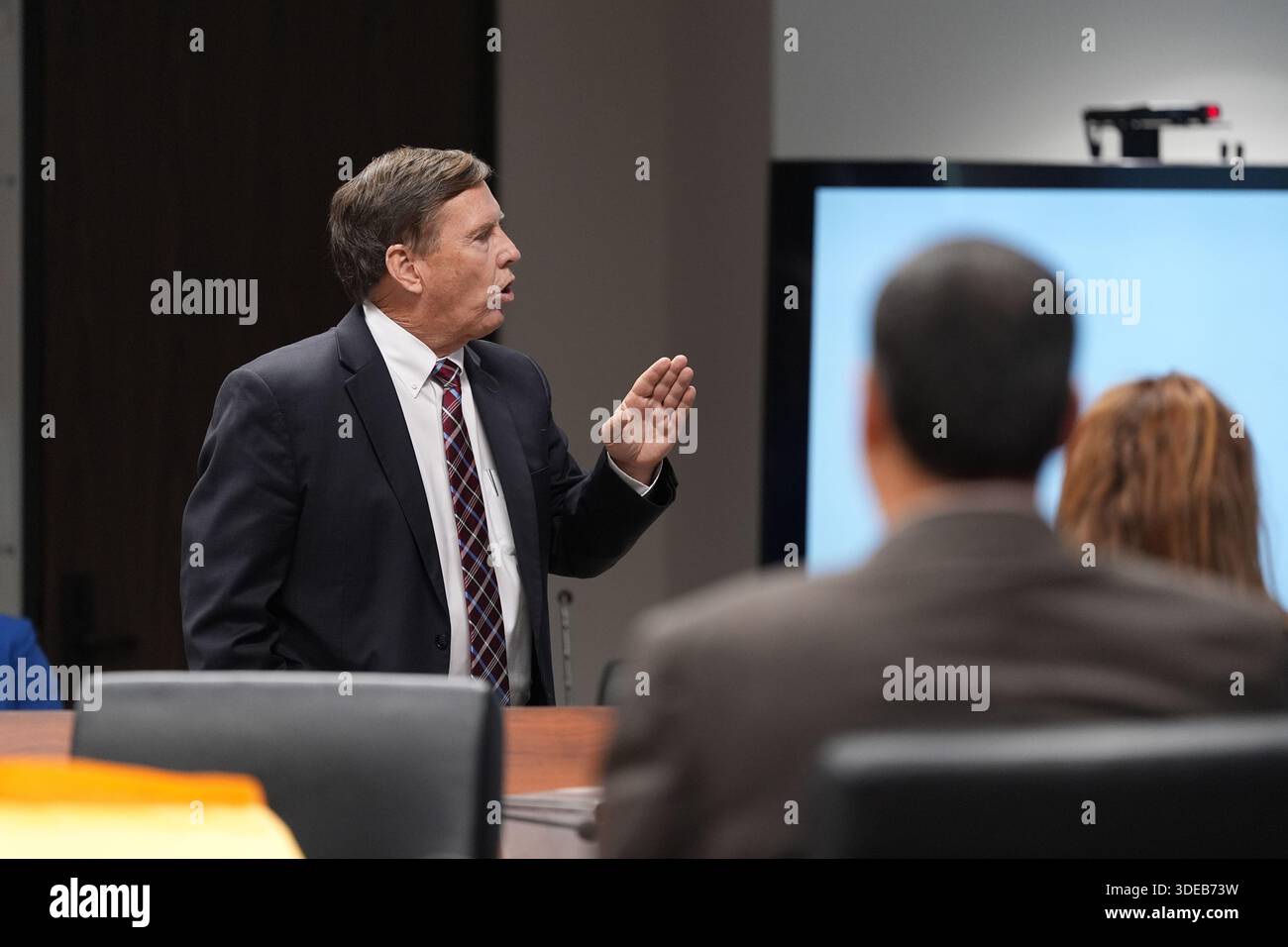 Special prosecutor Bill Turner makes his opening arguments during a ...