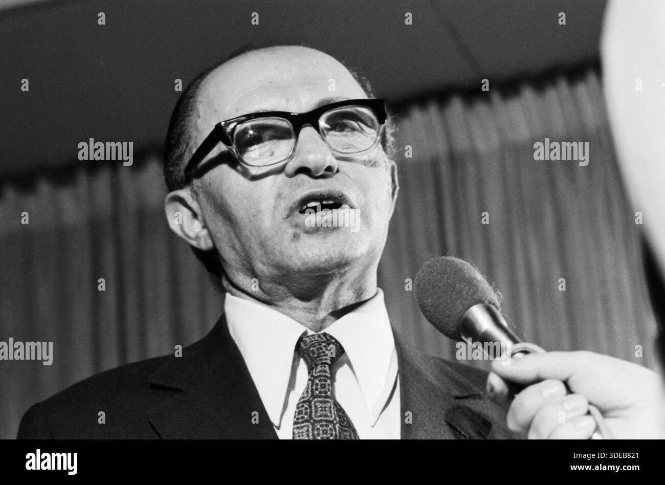 Menachem Begin im Interview, Nahaufnahme mit Mikrofon, Jerusalem 1973 ...