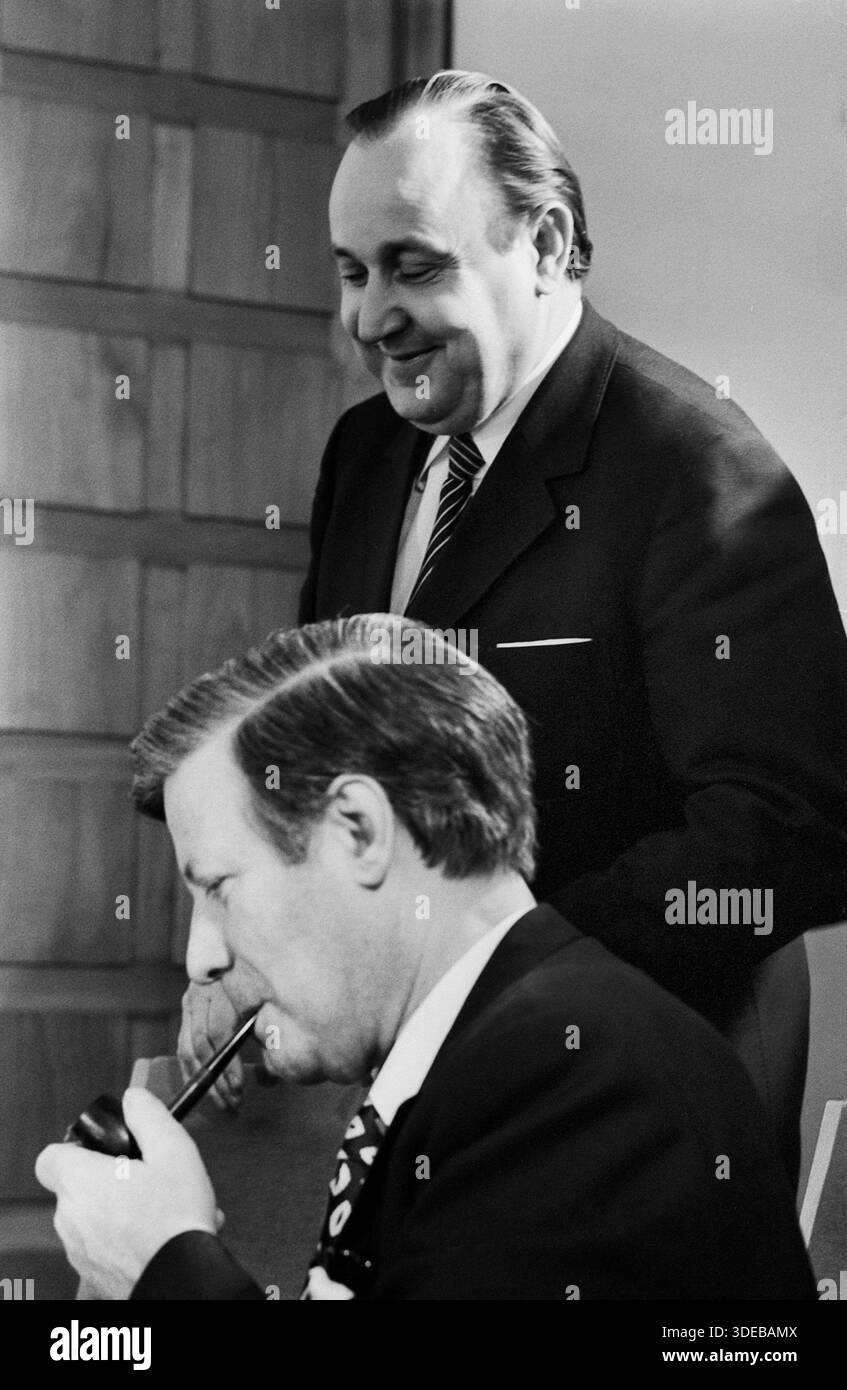 Helmut Schmidt und Hans-Dietrich Genscher im Gespräch, aufgenommen im ...