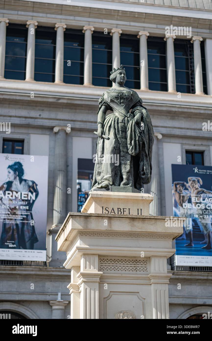 Statue of Queen Isabel II standing in front of the Teatro Real opera ...