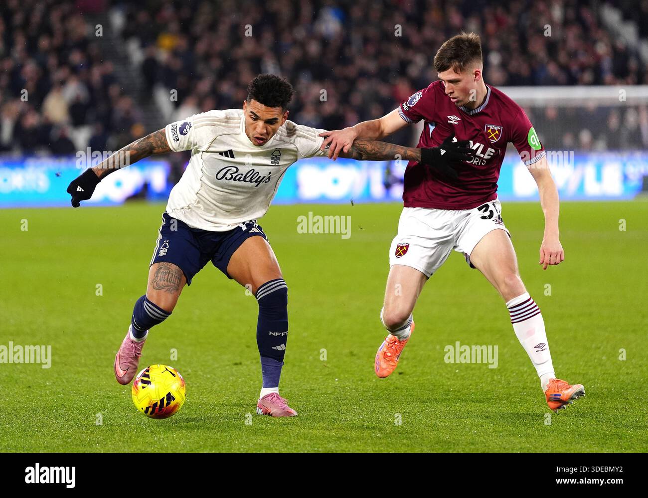 Nottingham Forest's Igor Jesus (left) and West Ham United's Oliver ...