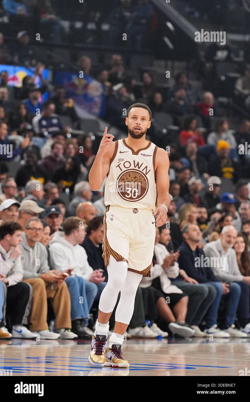 Golden State Warriors guard Stephen Curry (30) reacts to a play during ...