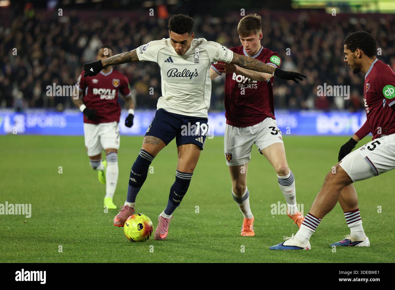 Nottingham Forest forward Igor Jesus (19) and West Ham defender Oliver ...