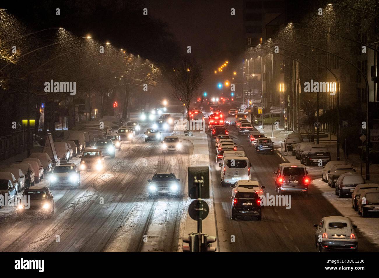 Winterwetter, Schneetreiben, innerstädtischer Straßenverkehr ...