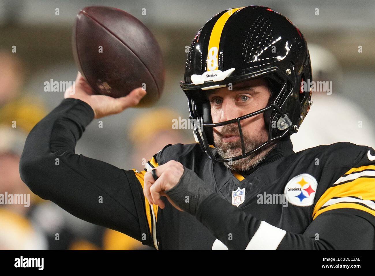 Pittsburgh Steelers quarterback Aaron Rodgers warms up before an NFL ...