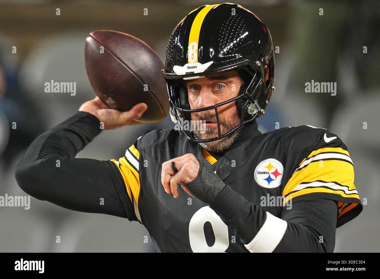 Pittsburgh Steelers quarterback Aaron Rodgers warms up before an NFL ...