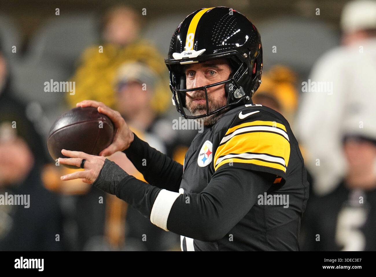 Pittsburgh Steelers quarterback Aaron Rodgers warms up before an NFL ...