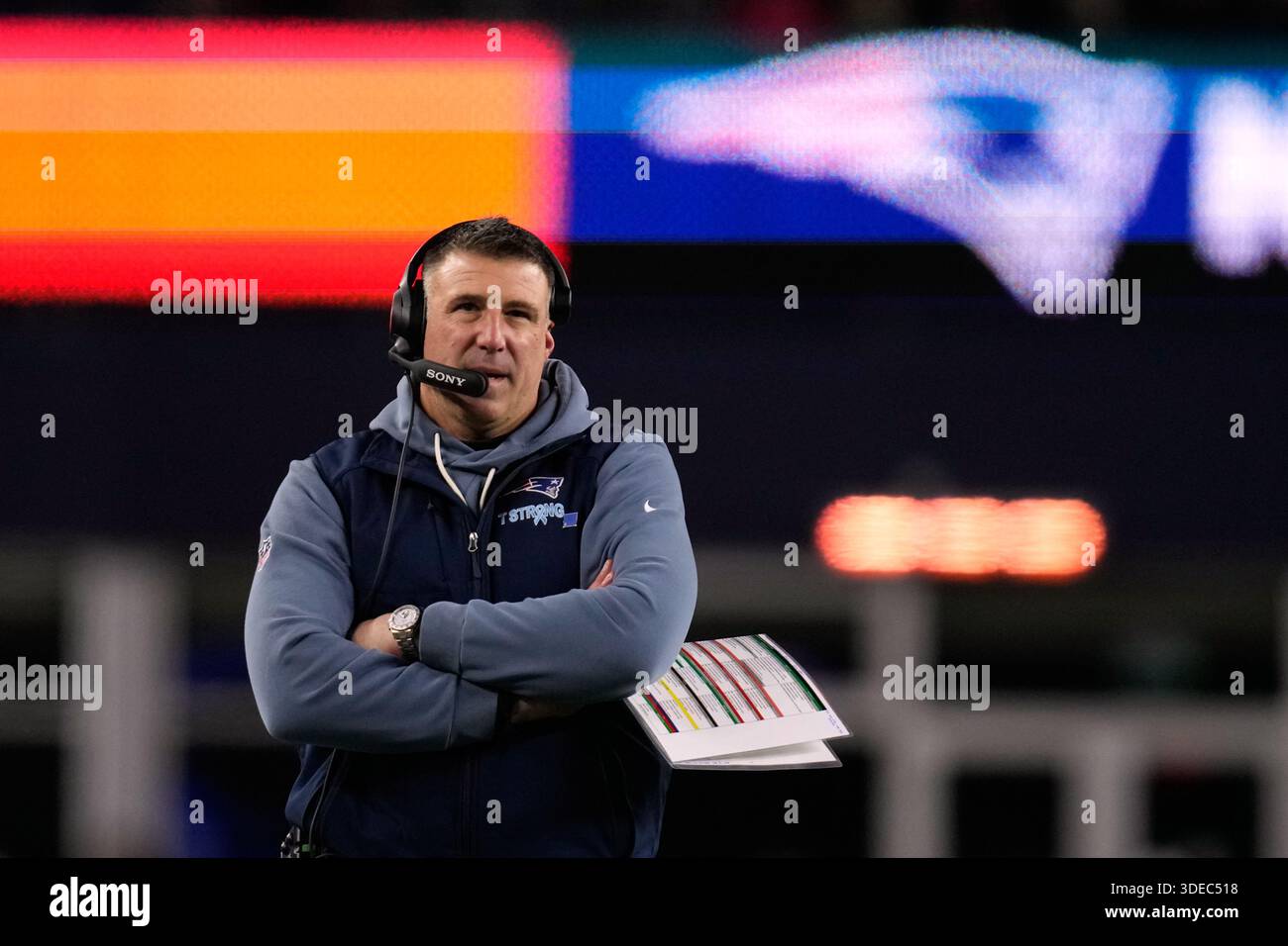 New England Patriots head coach Mike Vrabel during an NFL football game ...