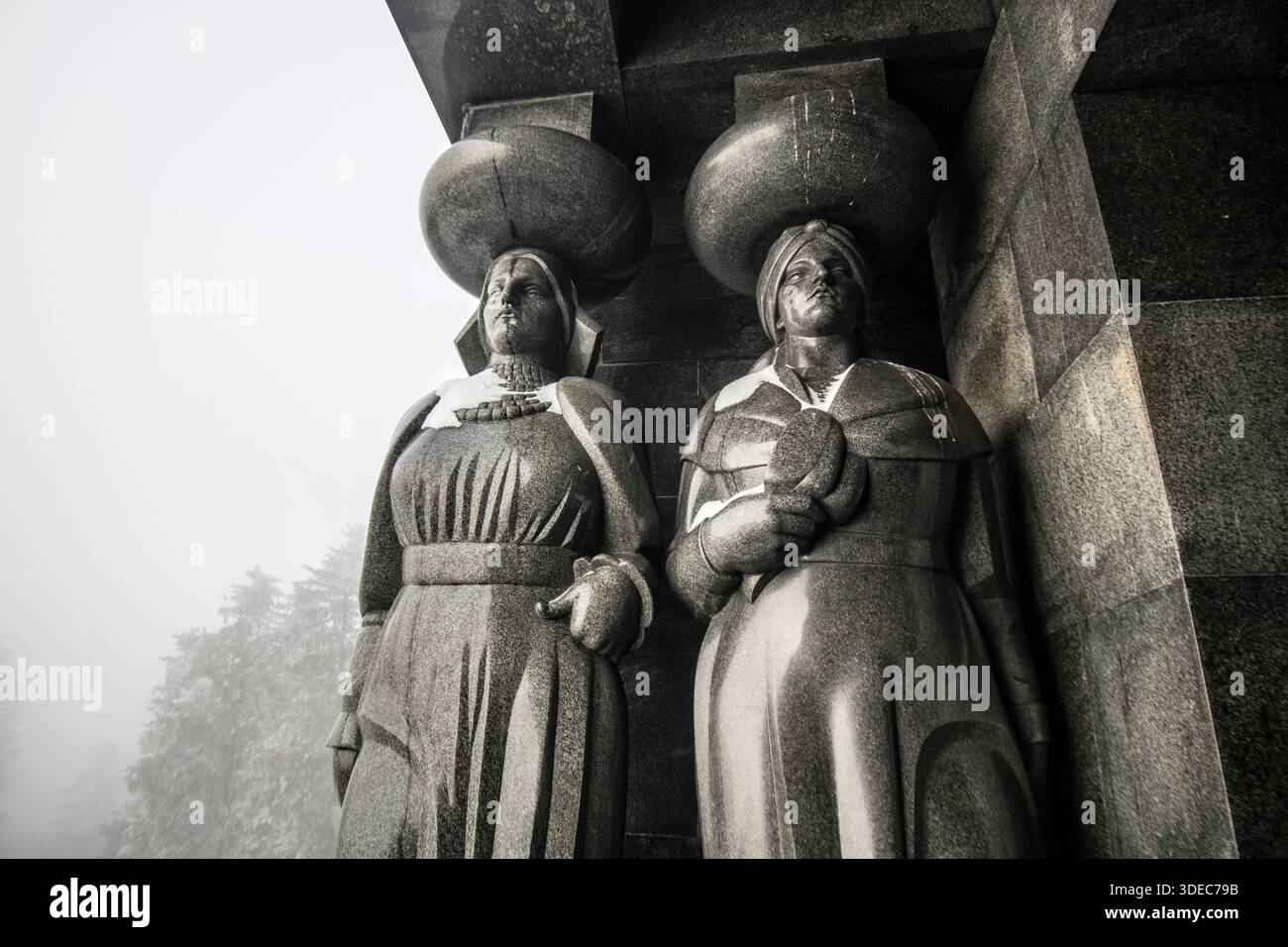 Monument unknown hero mountain hi-res stock photography and images - Alamy
