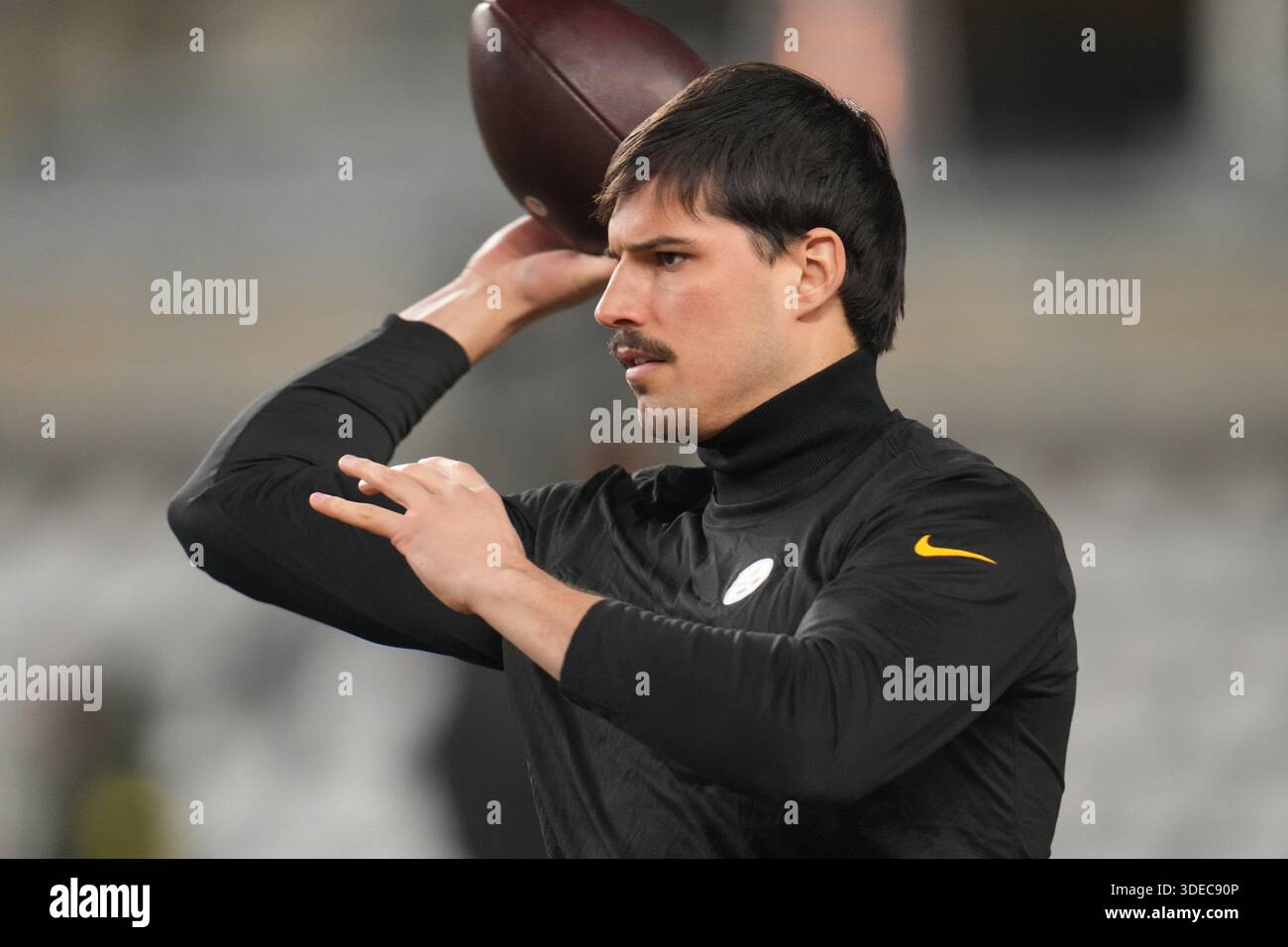 Pittsburgh Steelers quarterback Mason Rudolph (2) warms up before an ...