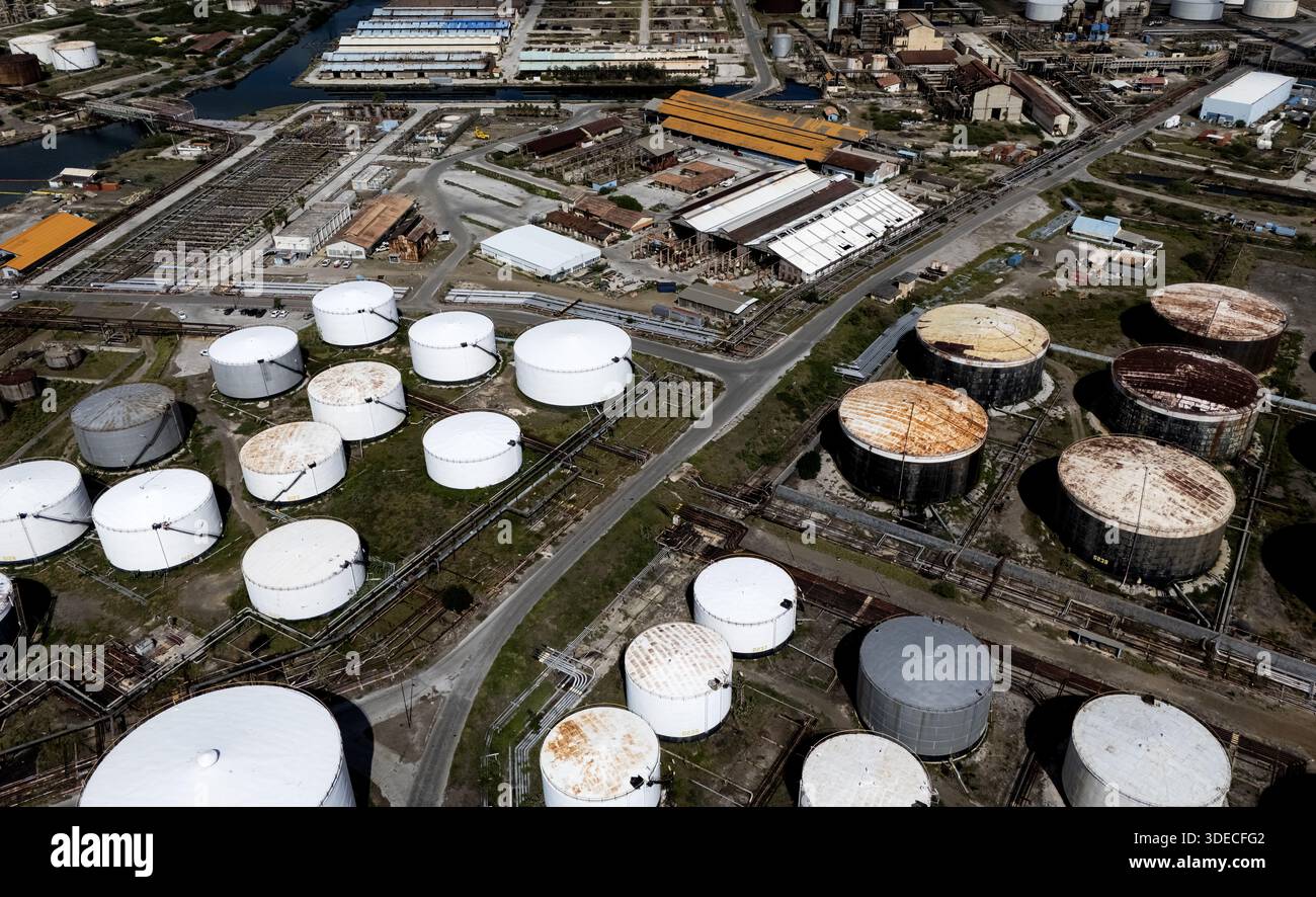 WILLEMSTAD - The Isla refinery on the Isla Peninsula in Willemstad ...
