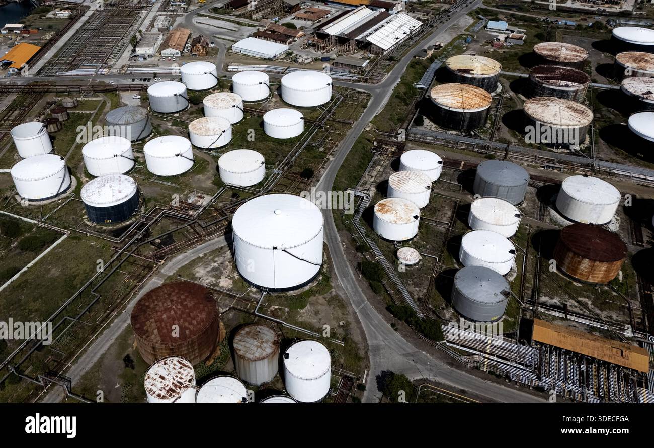 WILLEMSTAD - The Isla refinery on the Isla Peninsula in Willemstad ...