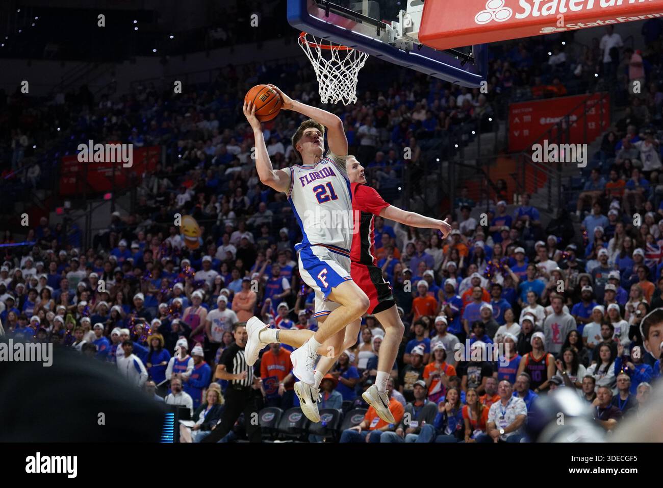 Florida forward/center Alex Condon dunks the ball against Georgia ...