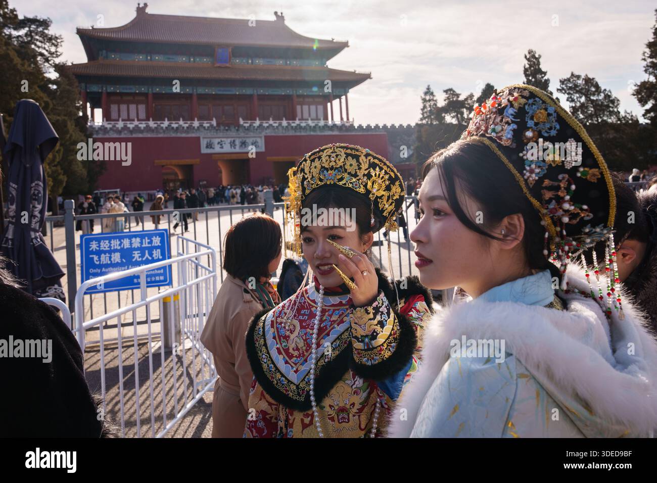 Chinese girls dressed in Qing Dynasty attire at the Forbidden City in ...