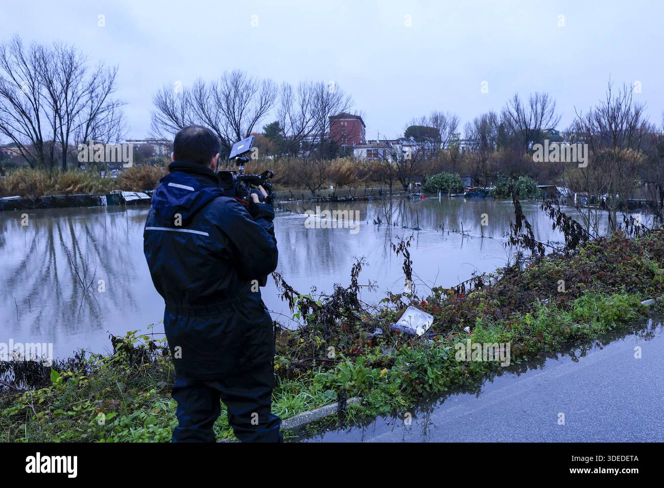 **NO WEBSITE OR NEWSPAPERS, ONLY FOR ITALY** Aniene River flooding ...