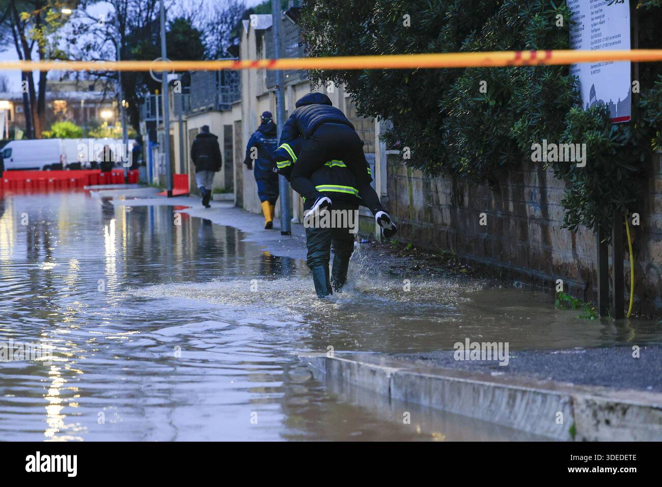 **NO WEBSITE OR NEWSPAPERS, ONLY FOR ITALY** Aniene River flooding ...