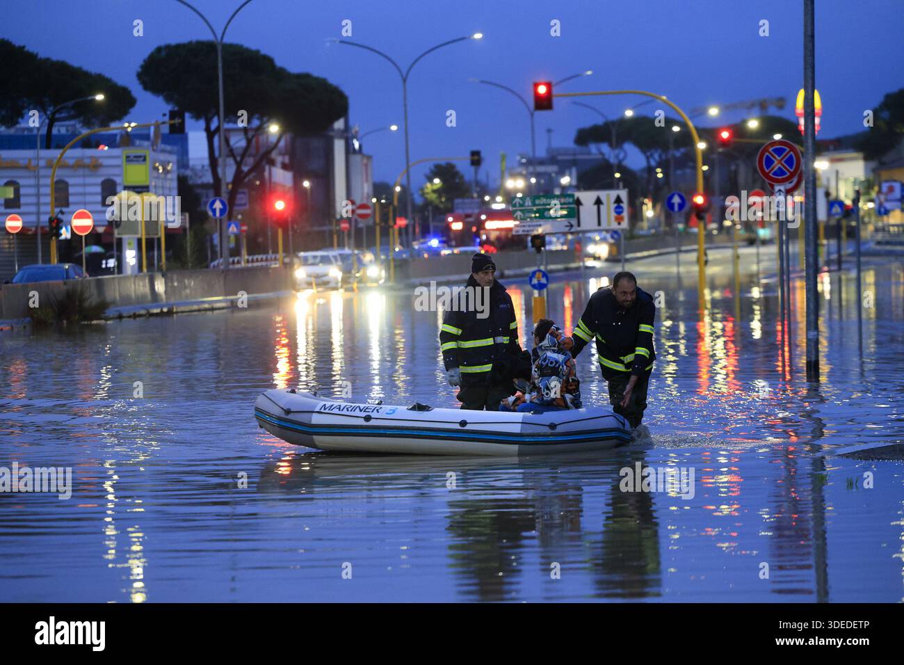**NO WEBSITE OR NEWSPAPERS, ONLY FOR ITALY** Aniene River flooding ...