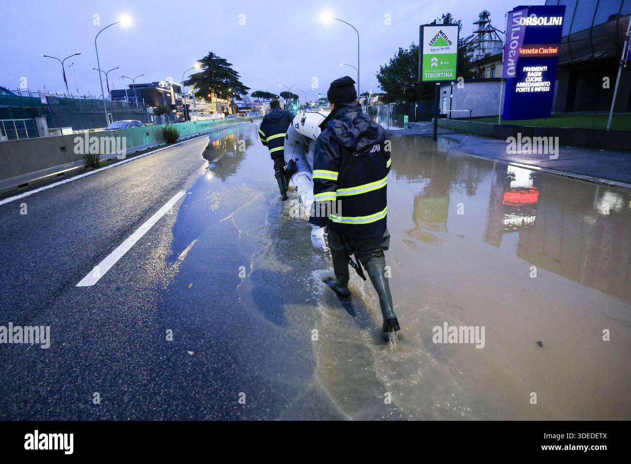 **NO WEBSITE OR NEWSPAPERS, ONLY FOR ITALY** Aniene River flooding ...