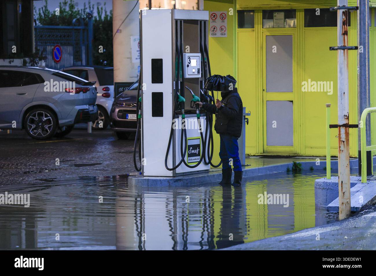 **NO WEBSITE OR NEWSPAPERS, ONLY FOR ITALY** Aniene River flooding ...