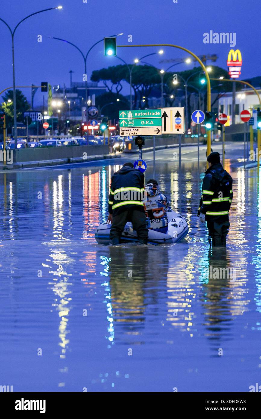 **NO WEBSITE OR NEWSPAPERS, ONLY FOR ITALY** Aniene River flooding ...