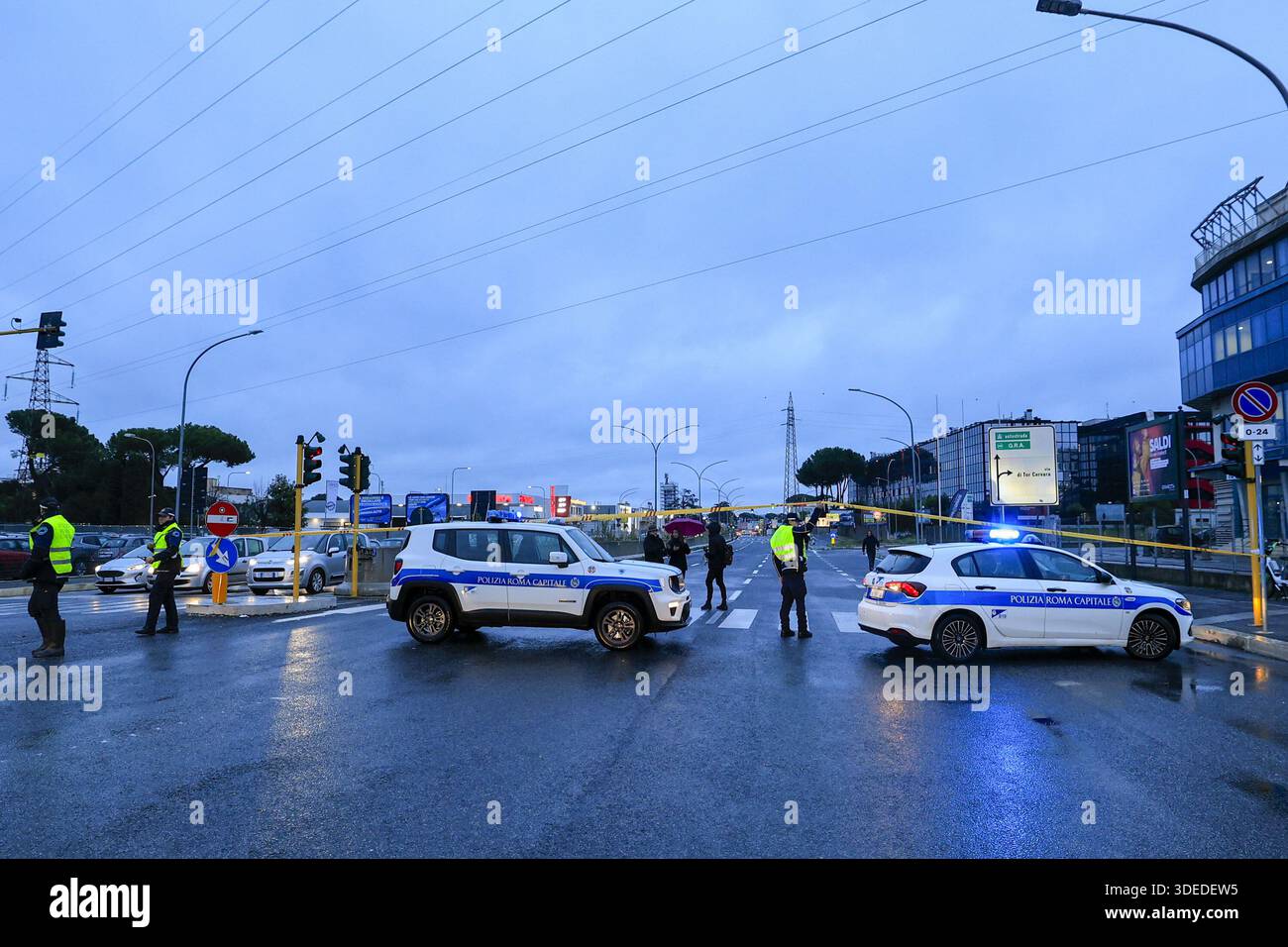 **NO WEBSITE OR NEWSPAPERS, ONLY FOR ITALY** Aniene River flooding ...
