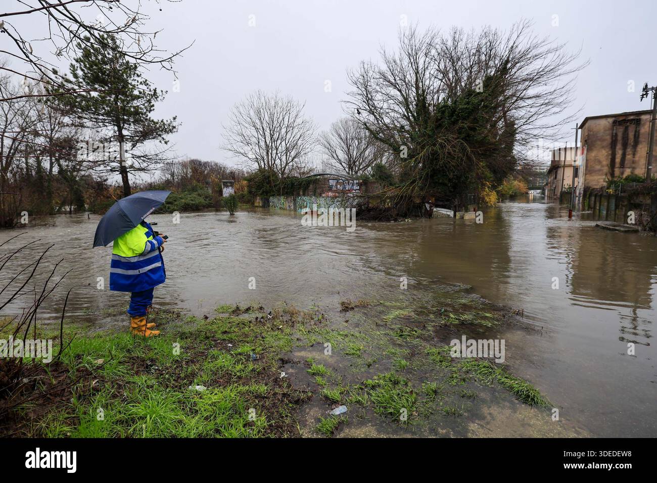 **NO WEBSITE OR NEWSPAPERS FOR ITALY ONLY** Aniene River flooding ...